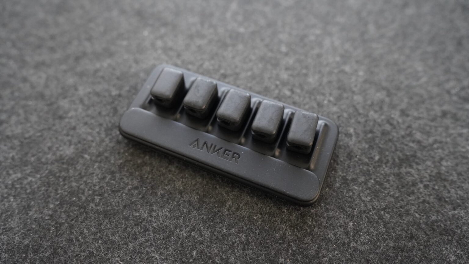 Anker Magnetic Cable Holderをレビュー！ケーブルをスマートに纏めて使いやすくできるデスク環境必須品！ | Growence