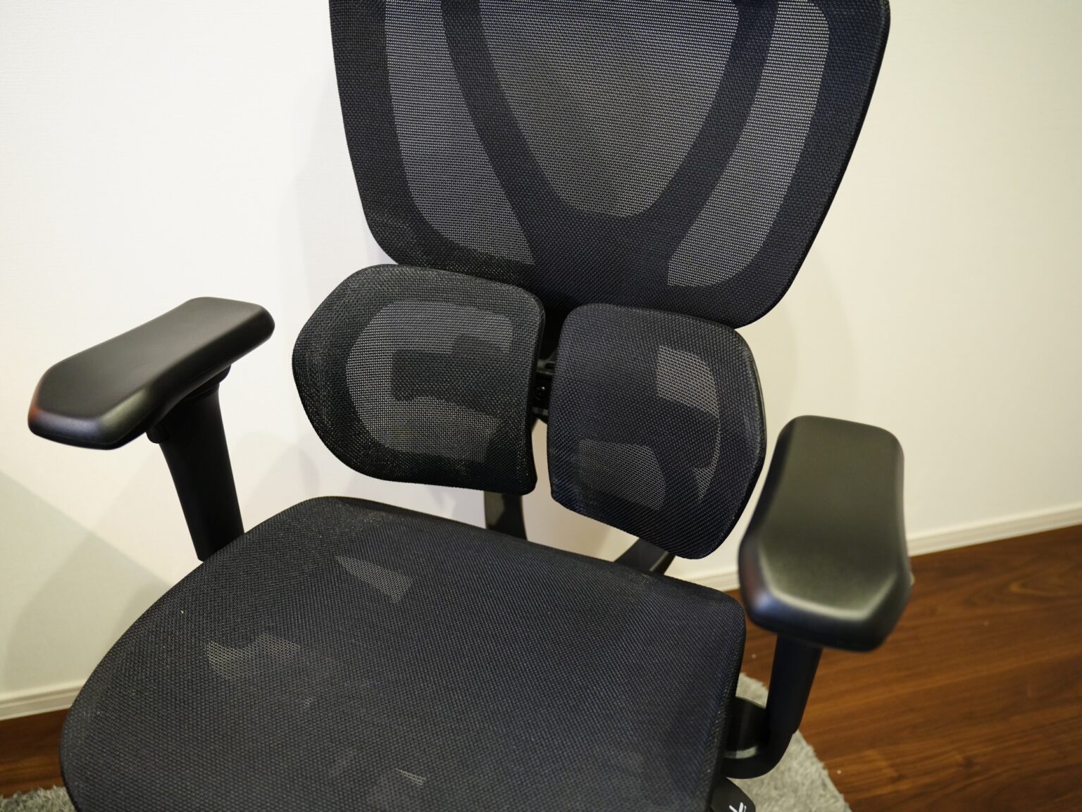 FlexiSpot C8をレビュー！どんな体型の人でも快適に使える機能性と快適性に優れたオフィスチェア！ | Growence