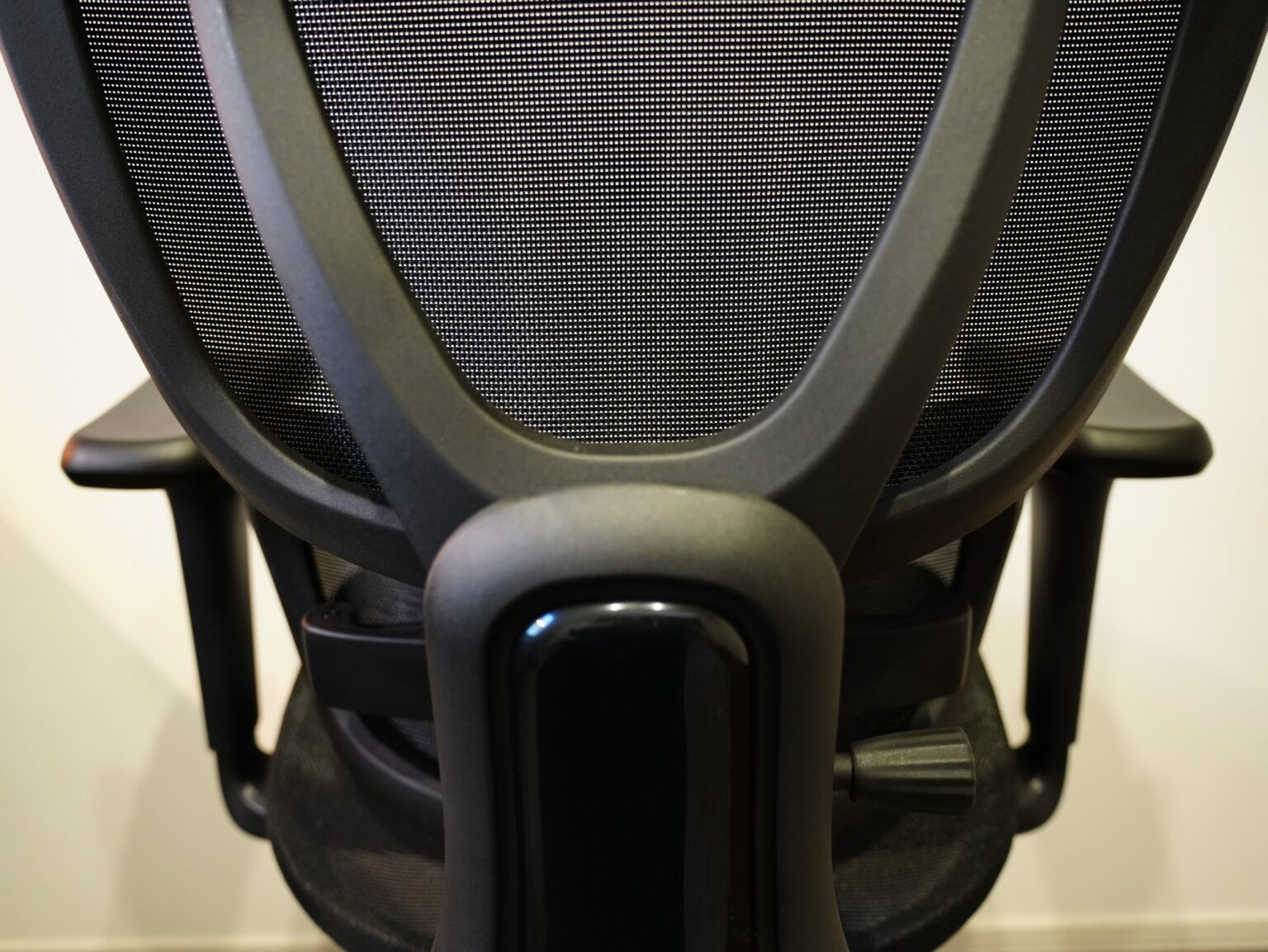 FlexiSpot C8をレビュー！どんな体型の人でも快適に使える機能性と快適性に優れたオフィスチェア！ | Growence