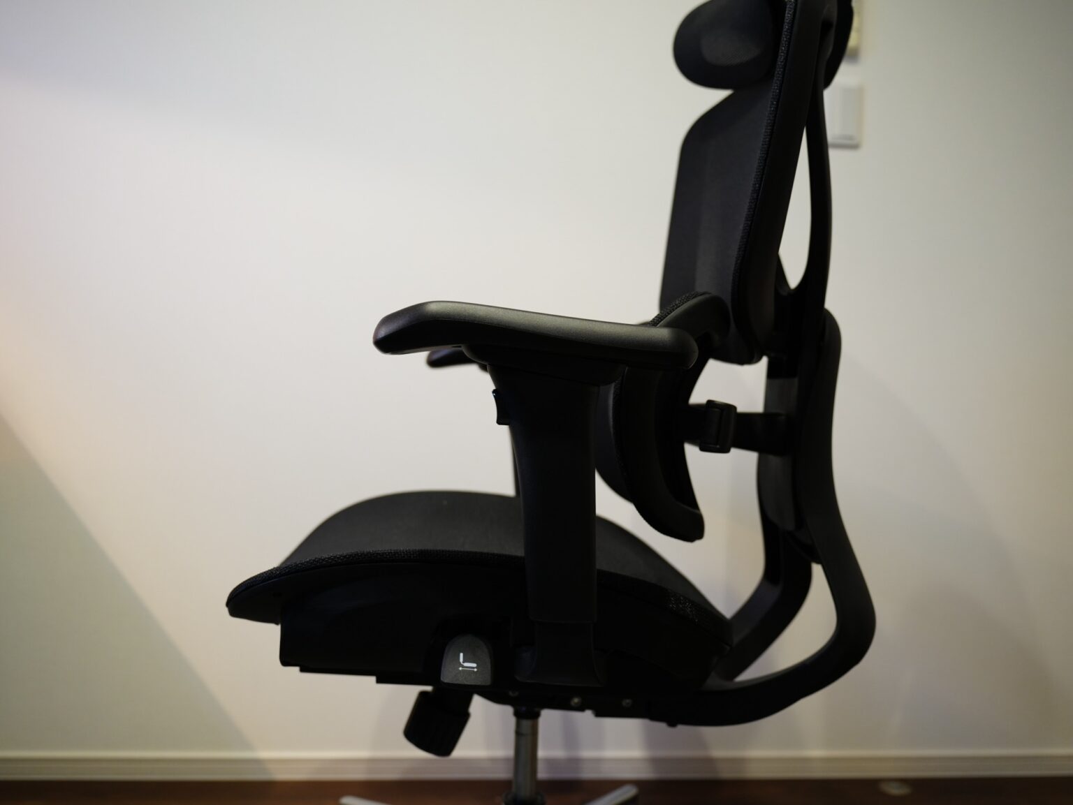 FlexiSpot C8をレビュー！どんな体型の人でも快適に使える機能性と快適性に優れたオフィスチェア！ | Growence